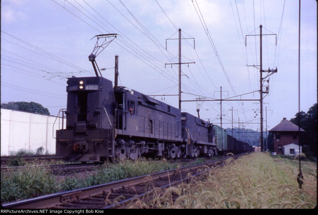 CR 4460 west, still with its Pennsy cab lettering
